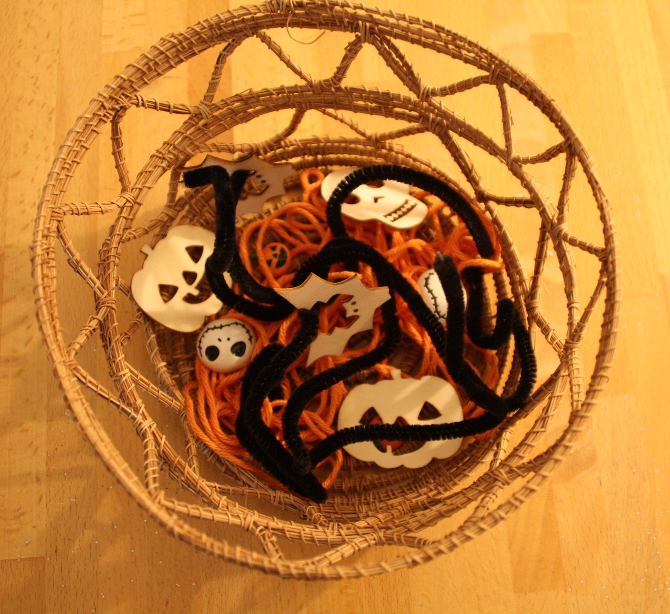 Activités d’Halloween : bac sensoriel et slime – Cécé from Aix