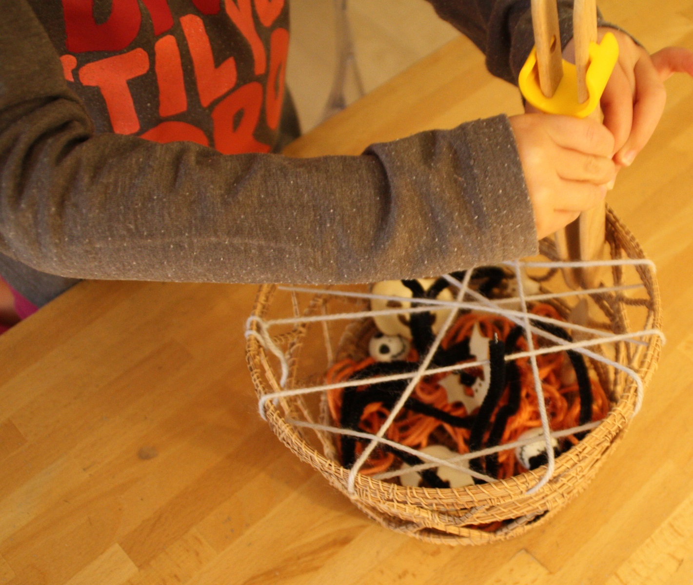 Activités d’Halloween : bac sensoriel et slime – Cécé from Aix