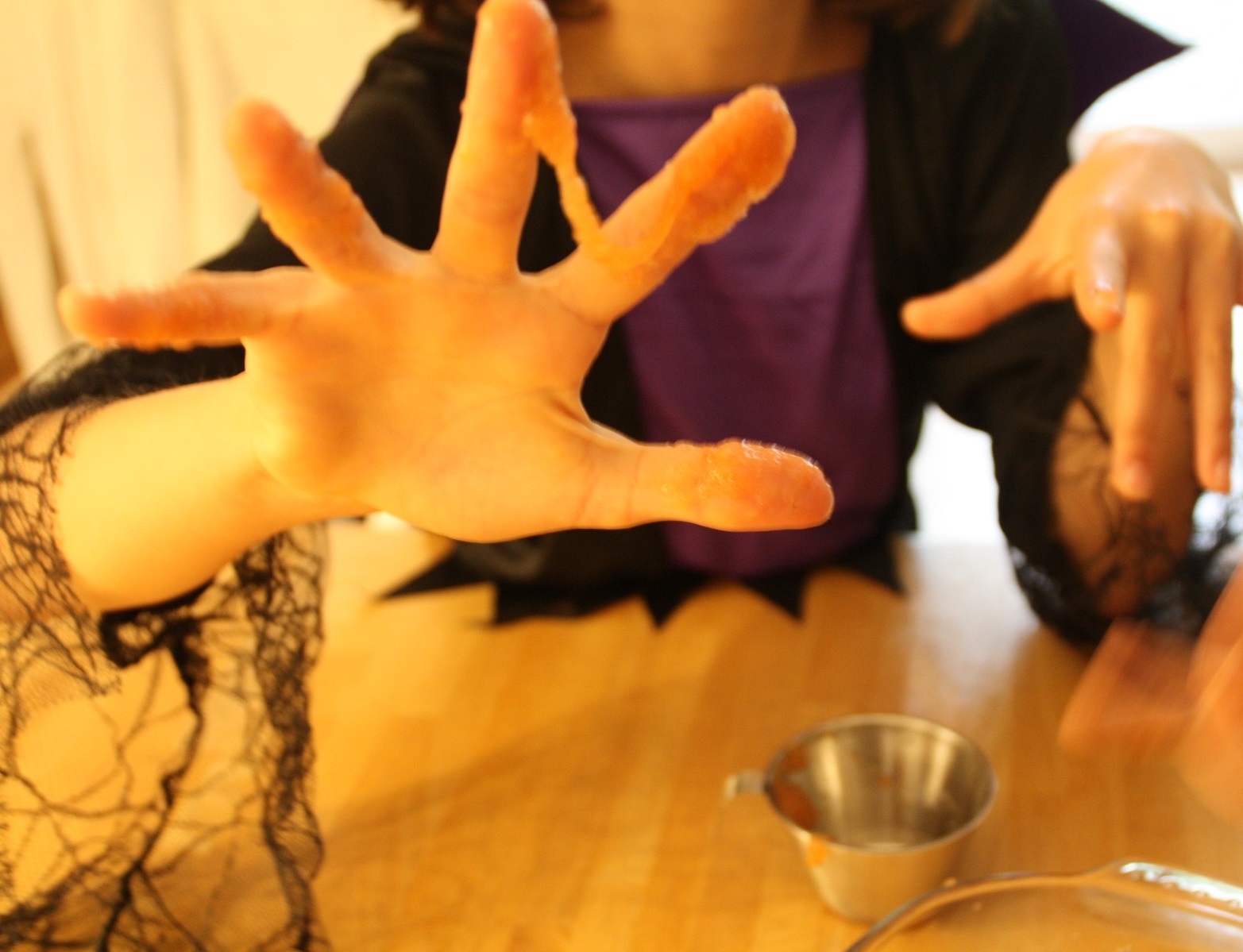 Activités d’Halloween : bac sensoriel et slime – Cécé from Aix